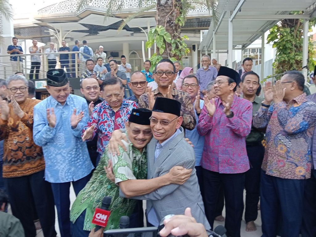 Pelukan Prof Nasih Jadi Penanda Kembalinya Prof Bus Jadi Dekan FK Unair
