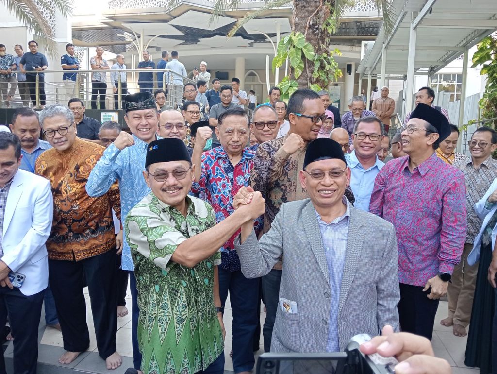 Pelukan Prof Nasih Jadi Penanda Kembalinya Prof Bus Jadi Dekan FK Unair