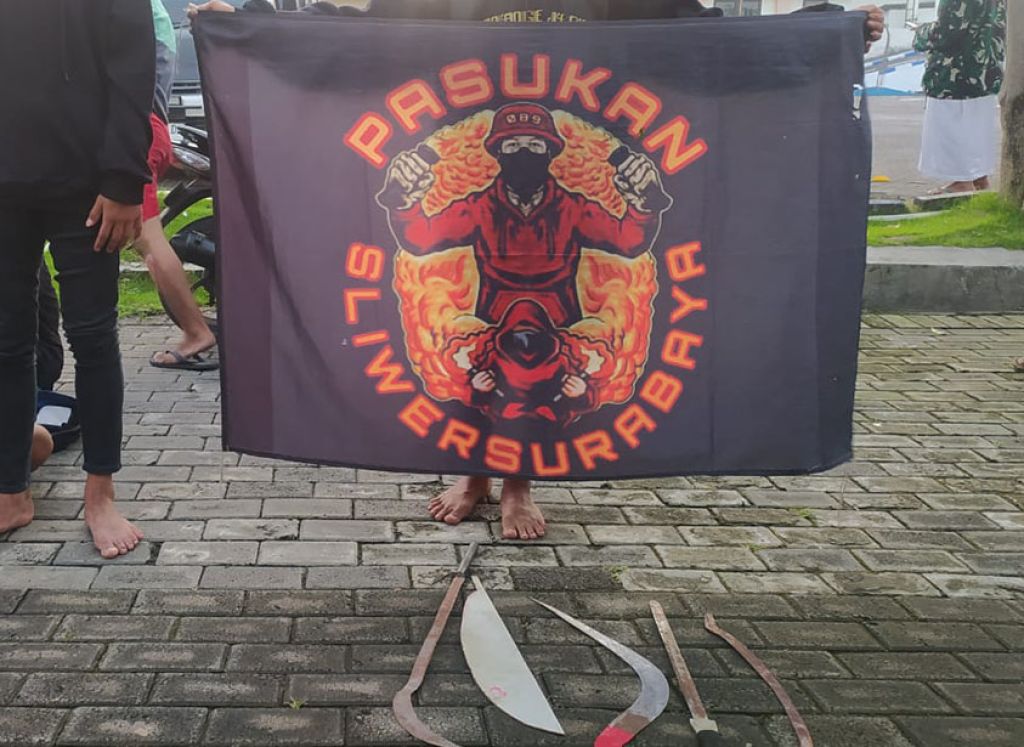 17 Remaja Anggota Gangster Diamankan di Gresik, Pedang Hingga Celurit ...
