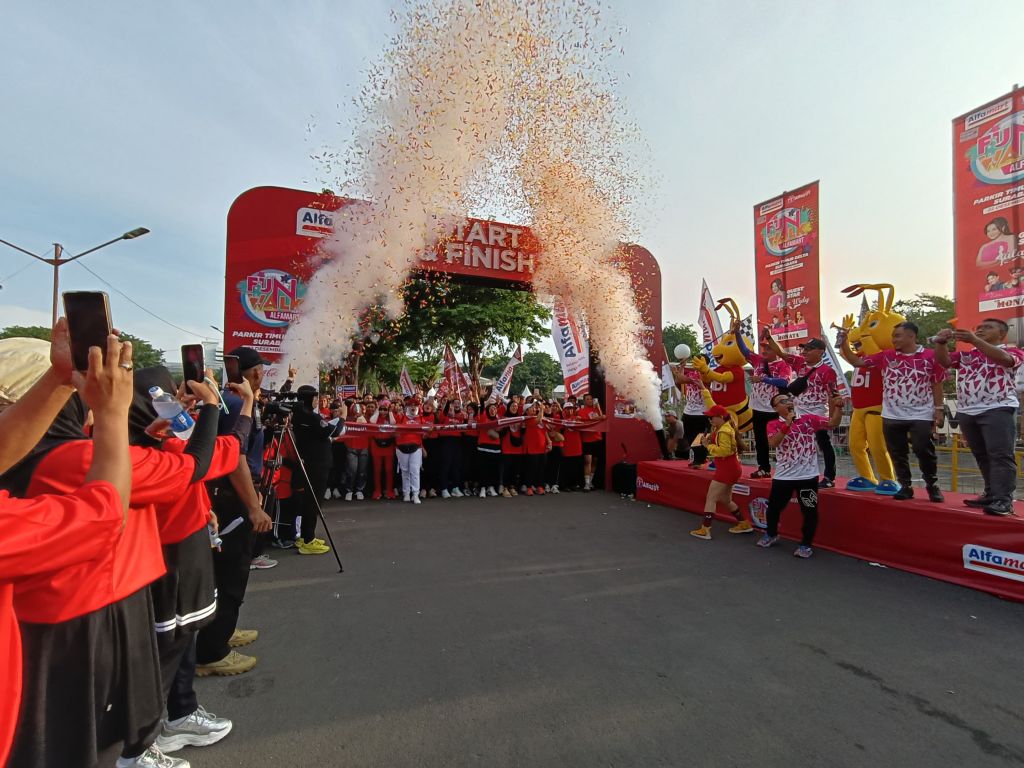 Serunya Ribuan Peserta Berburu Hadiah di Fun Walk Alfamart