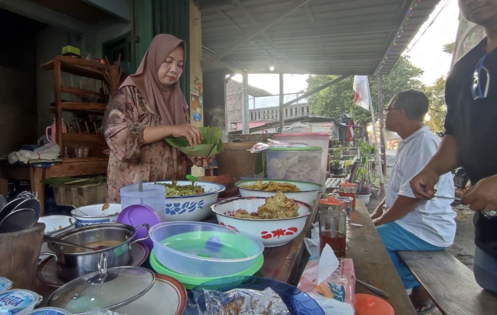 Sarapan Nasi Pecel Pincuk Daun Jati di Bojonegoro