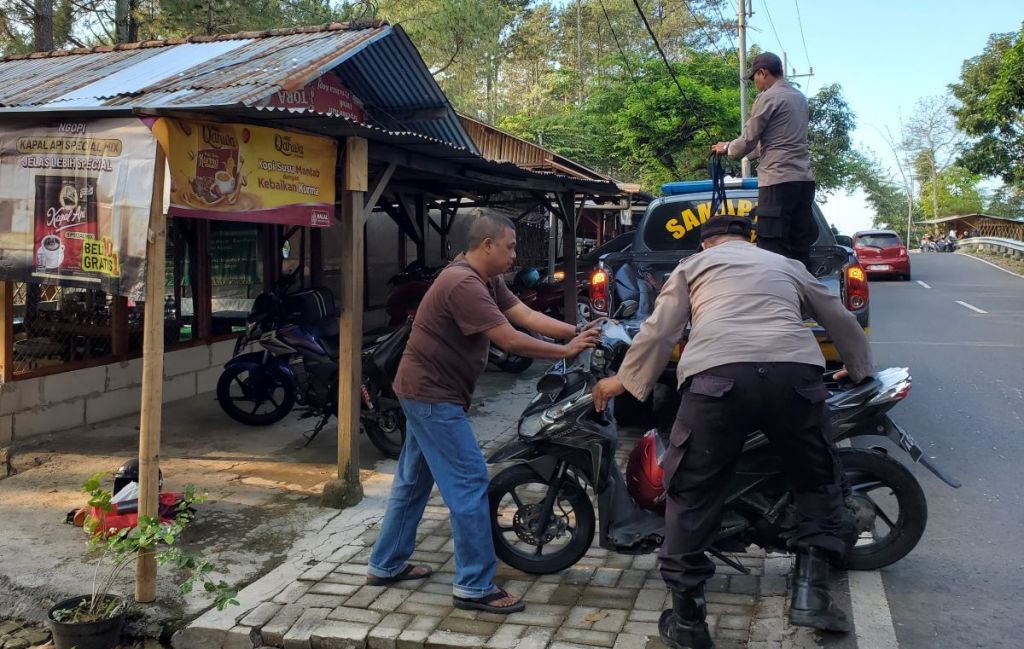 Rem Blong di Turunan Jalur Cangar Mojokerto, Pemotor Patah Tulang