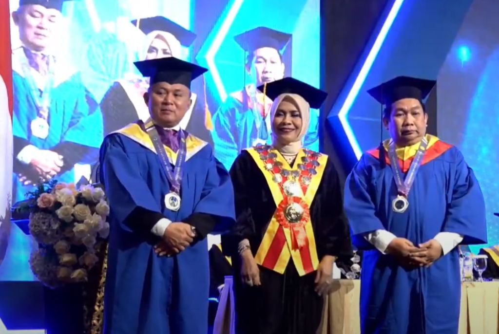 Unitomo Kukuhkan 1.156 Wisudawan: WamenHAM, Anggota DPR RI & Atlet Voli ...
