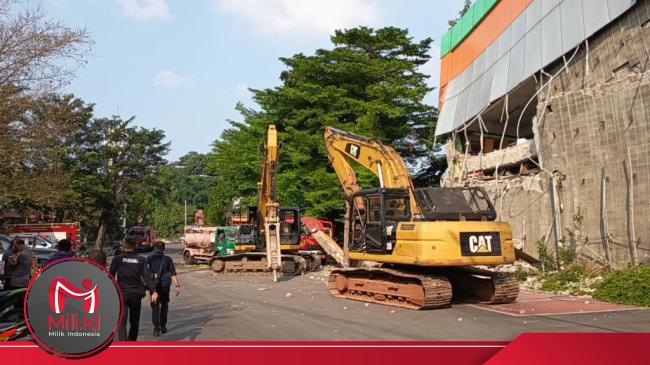 Mobil Damkar Tertimpa Tiang Beton Saat Pembongkaran Gedung DLH Jakarta ...