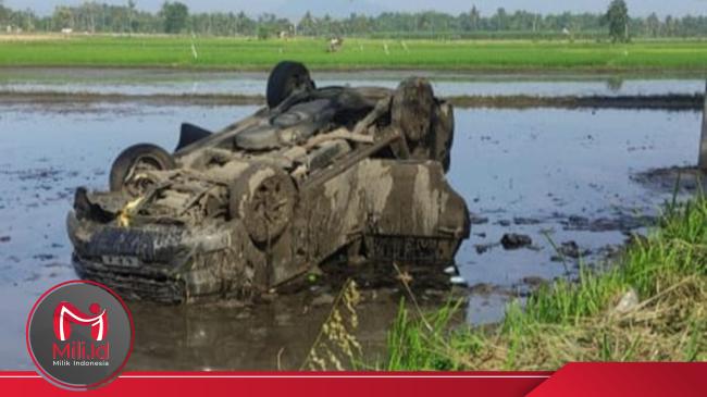 Mobil Innova Terbalik Penuh Lumpur di Tengah Persawahan Situbondo